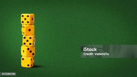 녹색 포커 테이블에 임의의 숫자가 있는 노란색 주사위 놀이 공간을 복사합니다 도박 포커 보드 게임 가능성에 대한 스톡 사진 및 기타 이미지 Istock