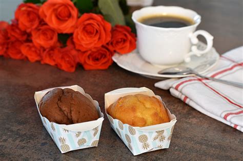 빨간 오렌지 장미와 커피의 흰색 컵 흐릿한 배경에 종이 베이킹 트레이에 코코아가 있거나없는 두 개의 미니 대리석 케이크 또는 파운드 케이크 갈색에 대한 스톡 사진 및 기타