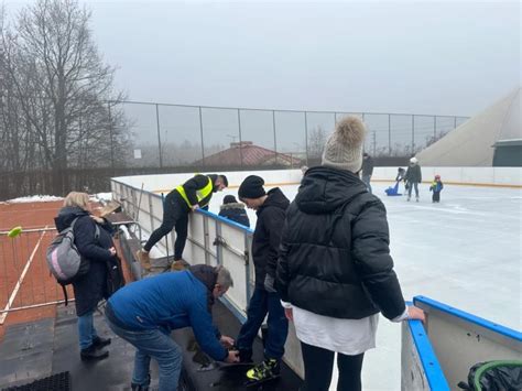 Mieszka Cy Czekali Na T Atrakcj Lodowisko W Koninie Otwarte