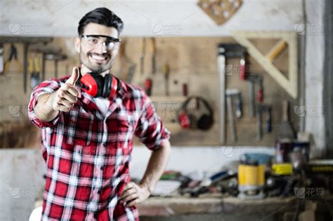 木工 翘起大拇指 青年人 男性美 仅男人 成年的 仅成年人 建筑业 工业 专业人员