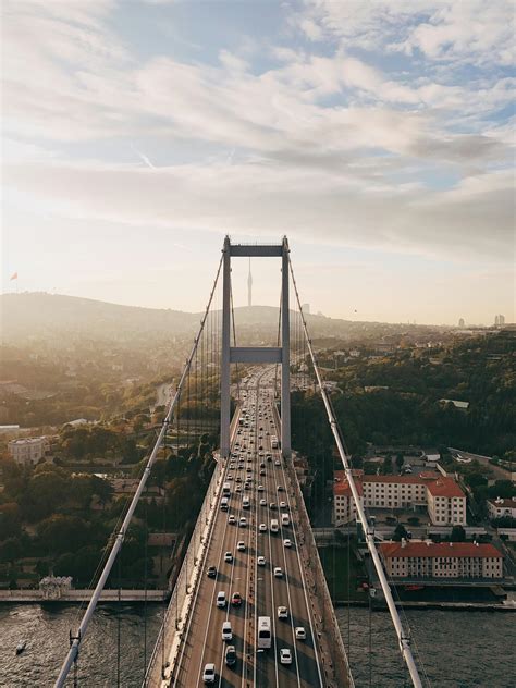 Turkey City 간소화 된 강 건물 건축 경치 고속도로 광각 교통 구름 다리 다리 건축 대낮 대도시