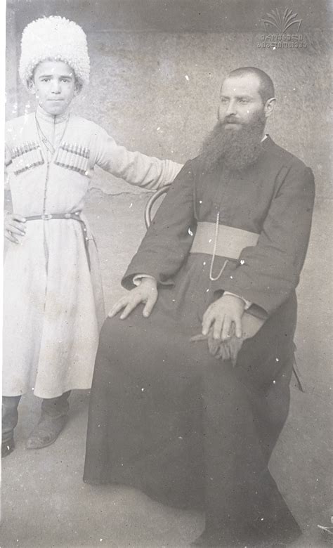 Iverieli ყმაწვილი ეროვნული სამოსით და კათოლიკე სასულიერო პირი