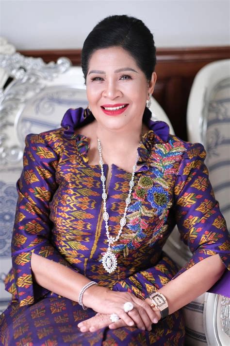 ព្រះមហាក្សត្រ ចេញព្រះរាជក្រឹត្យ ត្រាស់បង្គាប់ផ្តល់គោរមងារ «ឧកញ៉ា ជូនលោកជំទាវ ហ៊ុន ស៊ីណាត