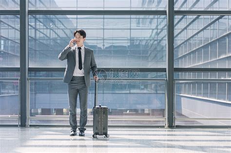 商务男士机场候机高清图片下载 正版图片501226082 摄图网