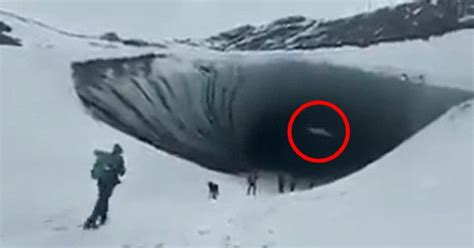 출입금지 동굴 들어서자마자 ‘쾅 거대 얼음판 사람 덮쳤다