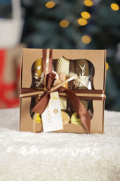 Подарунковий набір крафтових свічок з вощини та крем меду для мами подруги колеги сестри