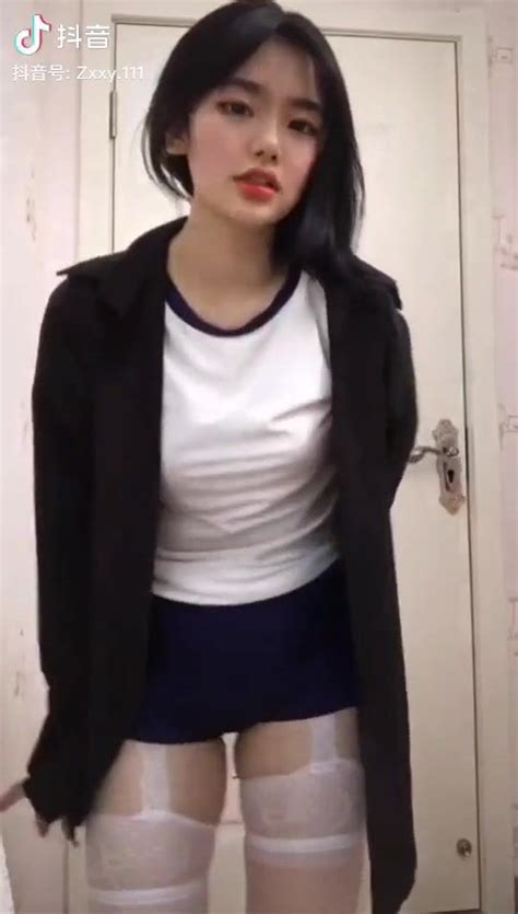 皮皮蝦網紅純欲女神【在下小羊】人前傲女，人後母狗，被金主包養定製私拍各種裸舞紫薇視頻207v 1