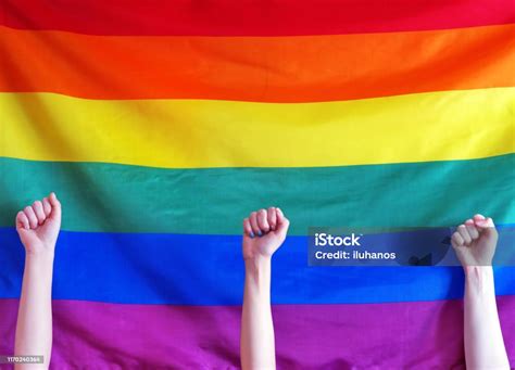 주먹을 들고 무지개 색의 손 게이 프라이드 Lgbt 개념입니다 사실적인 스타일 다채로운 일러스트 스티커 패치 티셔츠 프린트 로고
