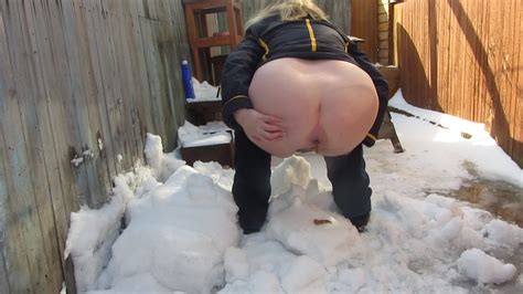 Woman Poops Outside 004