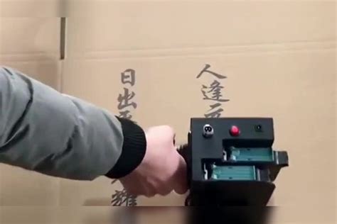 现在写春联的工具都出来了，人工拿着机械轻松写上字，太高级了！