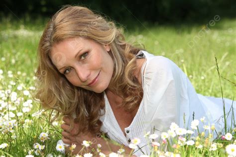 초원에 누워있는 여자 사진 배경 및 무료 다운로드를위한 그림 Pngtree