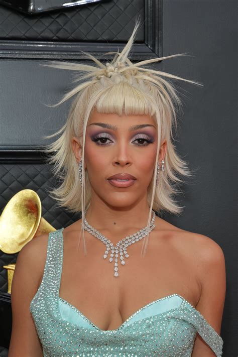How Doja Cat Got Her Icy Princess” Makeup Look For The Grammys 2022