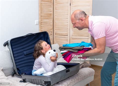백인 가족 7 세의 남자와 소녀가 여행 중에 물건을 수집합니다 아이는 큰 여행 가방에 올라 탔습니다 2명에 대한 스톡 사진 및 기타 이미지 Istock