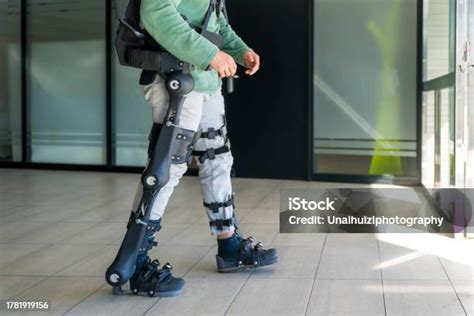 기계 외골격 로봇 골격의 도움으로 걷는 장애인 현대 병원의 물리 치료 미래 지향적 물리 치료 동력형 외골격에 대한 스톡 사진 및 기타 이미지 Istock
