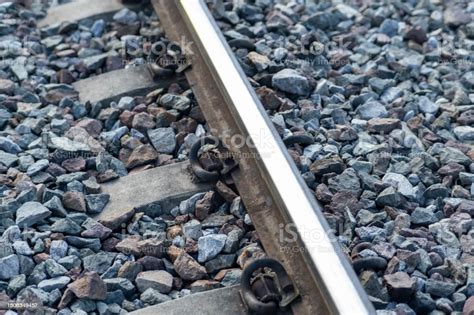 시골 장면에서 기차 트랙 공원의 철도 빈티지 철도가 닫힙니다 0명에 대한 스톡 사진 및 기타 이미지 0명 가리키기 강철 Istock