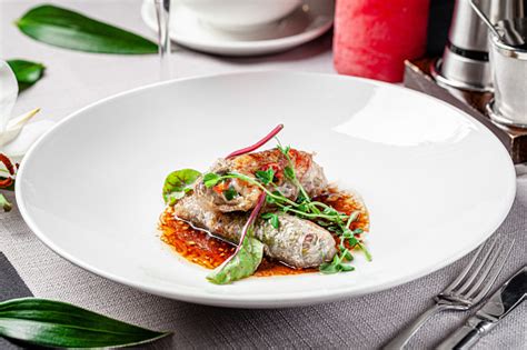 현대 베트남 요리의 개념 야채와 닭고기와 볶음밥 종이 롤 미트볼 랩 배경 이미지입니다 공간을 복사합니다 건강한 식생활에 대한