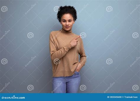 Jovencita Linda Hispana Con Pelo Rizado Afro En Ropa Casual Posando Contra El Fondo Con Espacio