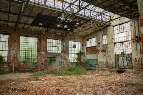 Urbex 건물 건설 건축 그래피티 기다 녹 도시 도시 쇠퇴 도시 탐사 때 러스틱 무성한 반달리즘