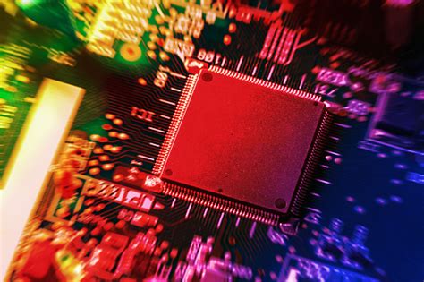 chip komputer pada papan sirkuit elektronik hijau atau papan sirkuit