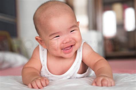 爱高清图片 第一次爬行的逗人喜爱的微笑的婴孩使用在床上的愉快的亚裔婴孩在卧室 人像图片免费下载 格式 3976像素 编号37215227 千图网