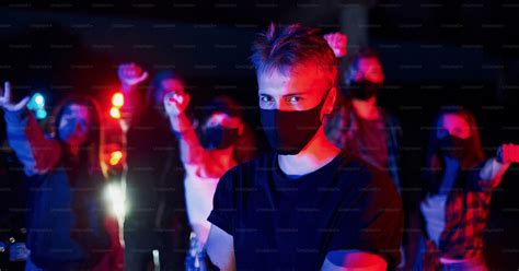 보호 마스크 함께 서 있는 젊은이들에 항의하는 그룹 인권 운동가 또는 정부 반대 운동가 사진 Unsplash의 어둠 이미지