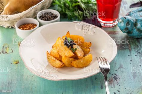 파란색 나무 테이블에 빨간 음료 한 잔흰색 접시에 구운 감자 웨지 감자 요리에 대한 스톡 사진 및 기타 이미지 감자 요리 건강한 식생활 구이 Istock