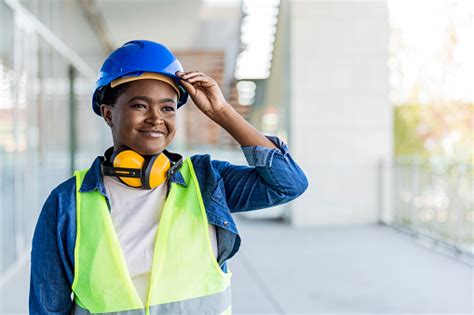 복사 공간이있는 카메라를보고 건물 현장에서 여성 엔지니어의 초상화 여자에 대한 스톡 사진 및 기타 이미지 여자 건설 현장 건설 산업 Istock