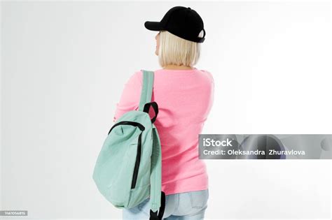 흰색 배경에 고립된 배낭을 멘 스포티한 행복한 중년의 아름다운 여성 공간을 복사합니다 중년 여성의 건강한 라이프 스타일 폐경기 활동적인 삶 여자는 운동하러 간다 건강한 노인