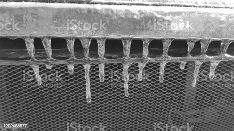 금속 격자 배경금속 표면에 고드름이있는 흑백 얼음 질감 다른 길이의 고드름의 행 겨울 서리가 내린 배경입니다 금속과 얼음 표면 배경 0명에 대한 스톡 사진 및 기타 이미지
