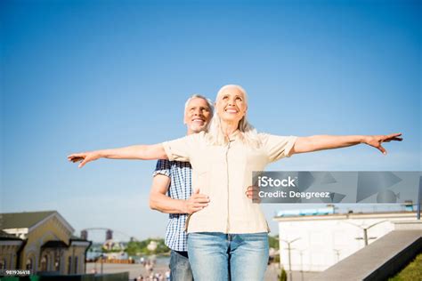 내가 날 수 있는 것이 믿습니다 매력적인 여자는 측면 몸짓 공기 비행기 잘생긴 남자 지주 애 인에 게 허리에 손을 잡고 창조적인