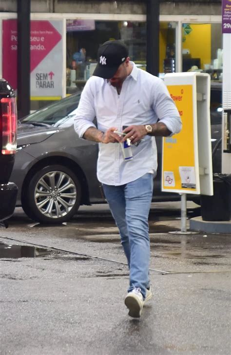 Felipe Titto Passeia Por São Paulo Com Carrão De R 23 Milhões