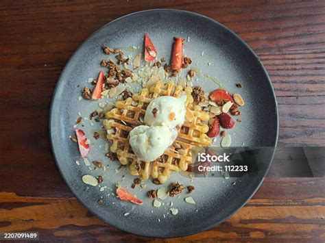 아이스크림 그래놀라 딸기 구운 아몬드를 곁들인 맛있는 벨기에 와플 디저트 음식 메뉴 상의 모습 0명에 대한 스톡 사진 및 기타