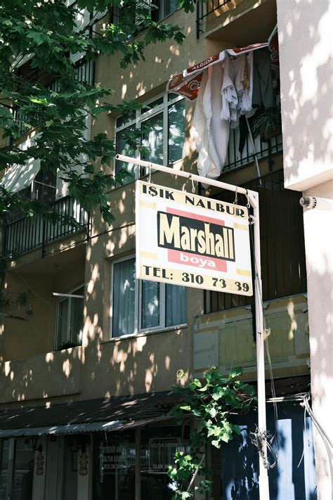 건물 앞의 도로 표지판 사진 Unsplash의 무료 자동차 이미지