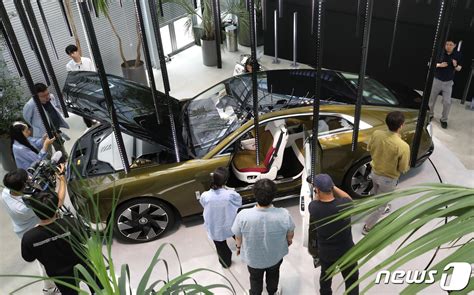 롤스로이스 럭셔리 첫 순수전기차 스펙터 공개 네이트 뉴스