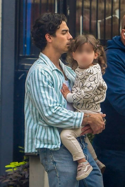 Visivelmente Abalado Joe Jonas é Clicado Com A Filha Em Meio A Disputa