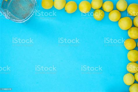 신선한 레몬 과일을 사용한 맛 있는 레모네이드가 푸른 색의 시원한 배경 위에서 보기 복사 공간 0명에 대한 스톡 사진 및 기타
