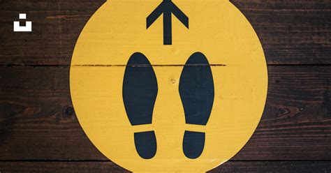한 쌍의 발 그림이있는 노란색 기호가있는 나무 바닥 사진 Unsplash의 무료 화살 이미지