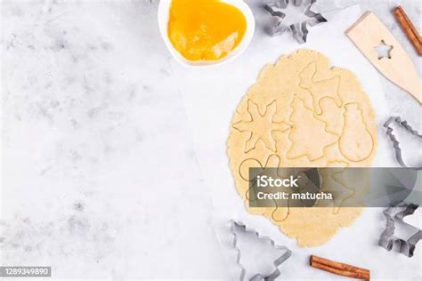크리스마스 빵집 진저 브레드를 굽고 진저 브레드 반죽의 쿠키를 자르는 맨 위 보기입니다 복사 공간 가정 생활에 대한 스톡 사진