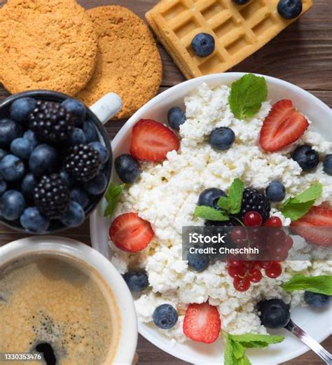 코티지 치즈 커피 블랙베리와 딸기를 곁들인 팬케이크 플랫 레이 건강한 생활방식에 대한 스톡 사진 및 기타 이미지 건강한 생활