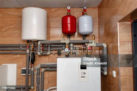 가정의 보일러실에 설치된 현대식 공기 히트 펌프 눈에 보이는 플라스틱 파이프 및 밸브 0명에 대한 스톡 사진 및 기타 이미지 0명 가정 난방 공학 Istock