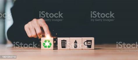 재활용 및 재사용 개념 폐기물의 환경 보전 및 생태학 폐기물 재활용 및 올바른 방법으로 재사용 가정 쓰레기 분류 환경 보호 세계 구하기 생태 캠페인 감소에 대한 스톡 사진