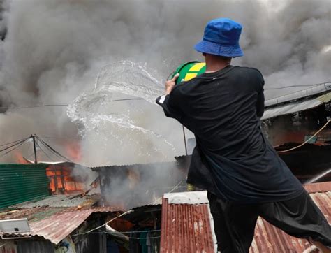 На Филипините 15 лица загинаа во пожар пожарникарите доцнеле поради поплави и погрешна адреса