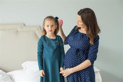 Madre Incinta E Piccola Figlia Madre Che Pettina La Ragazza Del Bambino Immagine Stock