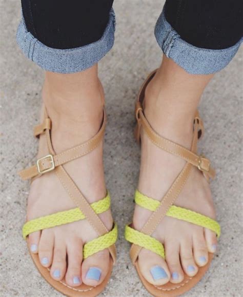 Cute R Thongsandals