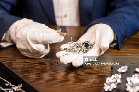 블랙에 고립 된 테이블에 반지와 보석을 들고 보석 감정인의 자른보기 감정인에 대한 스톡 사진 및 기타 이미지 감정인 보석