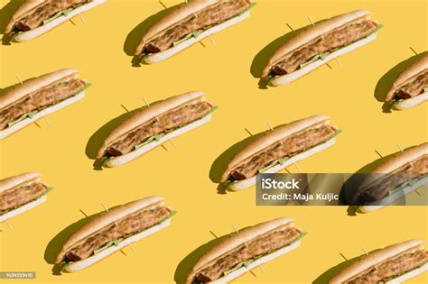 대담한 노란색 배경에 샌드위치로 만든 창조적 인 패턴 패스트 푸드와 길거리 음식 개념 최소 플랫 레이 구성 빵에 대한 스톡 사진 및 기타 이미지 Istock