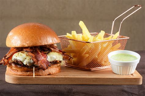 브리오슈 번 치즈와 감자 튀김을 곁들인 맛있는 쇠고기 햄버거 샌드위치 패스트 푸드 감자 요리에 대한 스톡 사진 및 기타 이미지 감자 요리 고기 굽기 Istock