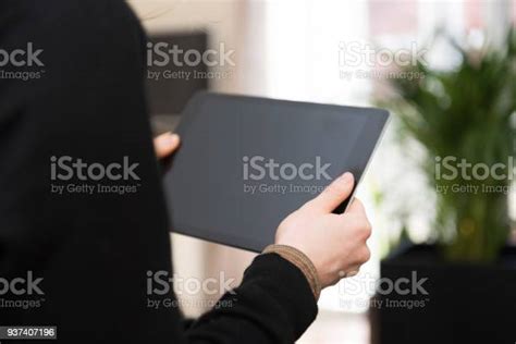 바라보고 있는 빈 태블릿 컴퓨터 화면을 복사 공간이 가정 생활에 대한 스톡 사진 및 기타 이미지 가정 생활 가정의 방 거실 Istock
