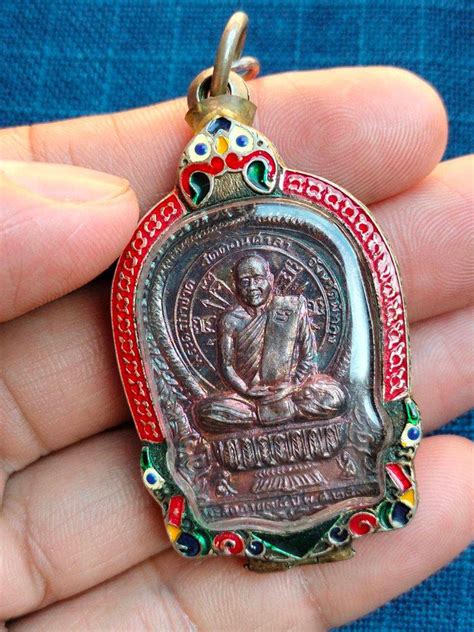 เหรียญนั่งพานพระครูกาชาด บุญทอง วัดดอนศาลา จ พัทลุง ปี พ ศ 2537 เนื้อ เงิ น จำนวนการสร้าง1000