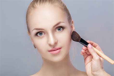 아름 다운 금발 여자 회색 배경에 메이크업 브러쉬를 들고 블러셔를 적용 하는 여자 건강한 생활방식에 대한 스톡 사진 및 기타 이미지 건강한 생활방식 관능 그림 그리기